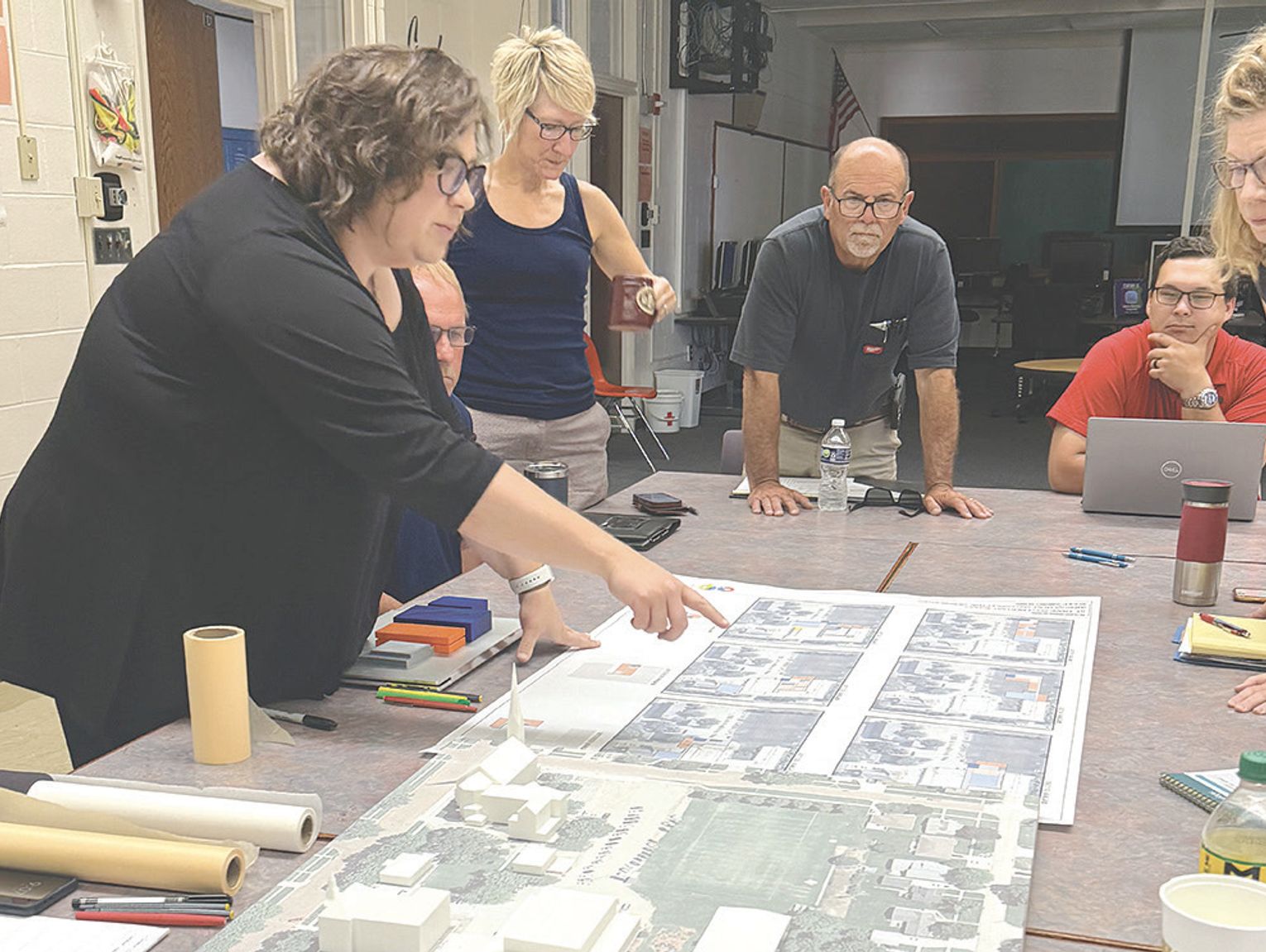 Building committee hires construction mgr.